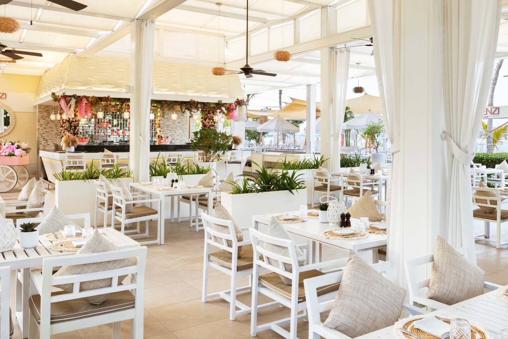 Zenzi Beach | Outdoor Beachside Restaurant in Jumeirah Zabeel Saray